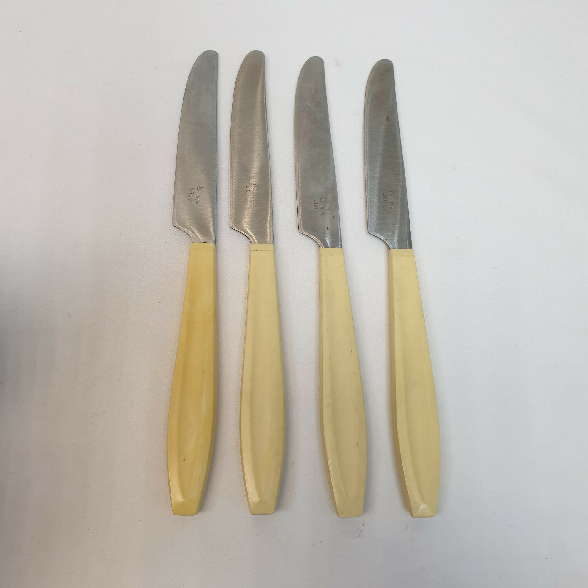 Набор столовых ножей К 4 шт, нержавейка, пластик. Винтаж, СССР.