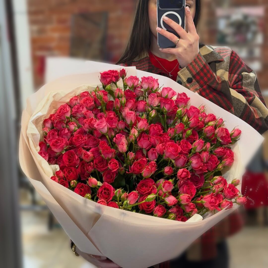 Шикарный букет из кустовых красных роз, роскошный букет, идеальный подарок