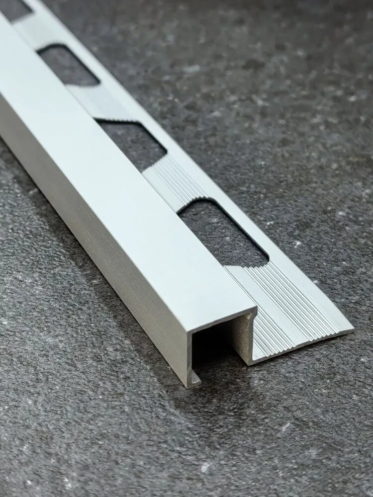 Профиль П-образный с закладной алюминиевый анодированный для плитки 10х10мм 2.7м Серебро матовое