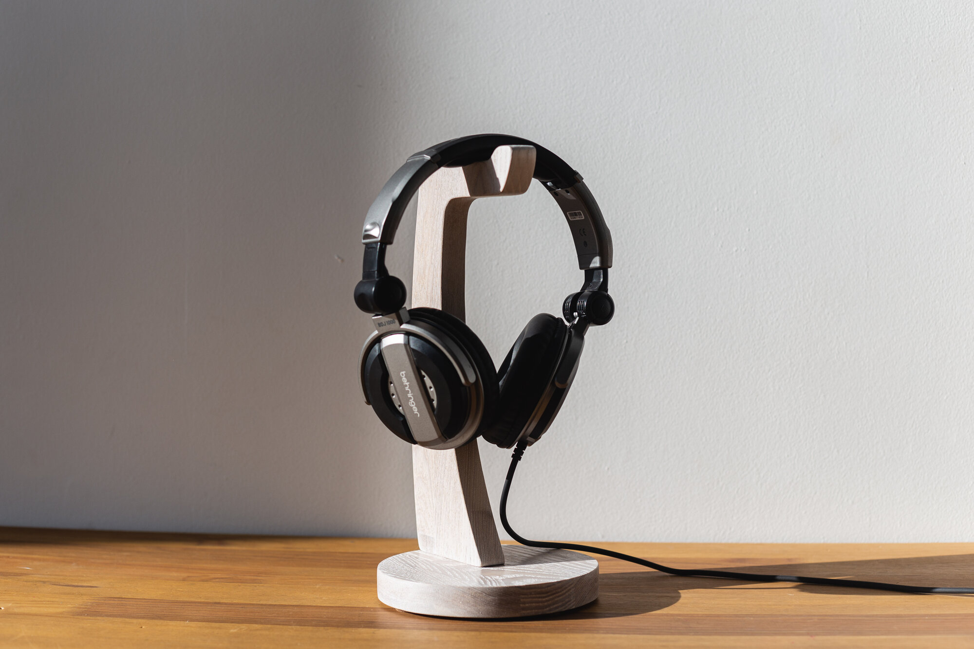 Подставка для наушников из дерева Белая