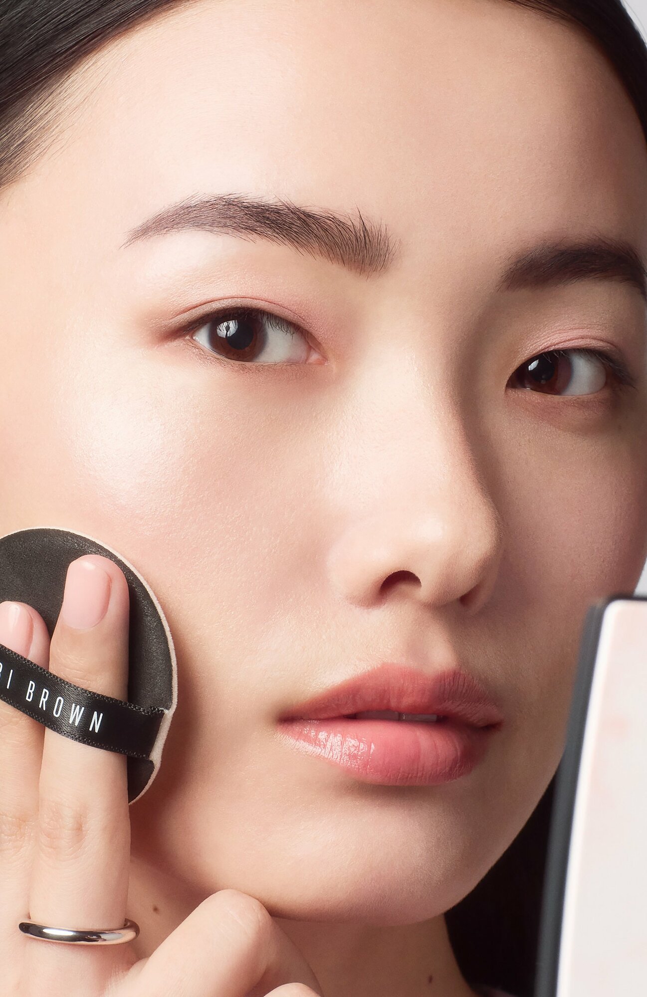Компактная пудра Sheer Finish Blurring Powder, оттенок Pearl Pink (10g) Bobbi Brown