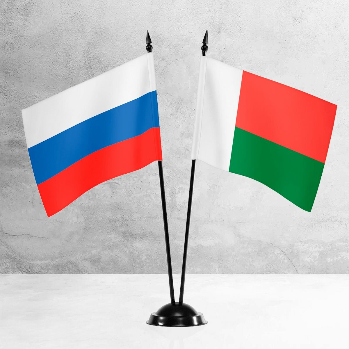 Настольные флаги России и Мадагаскара на пластиковой черной подставке