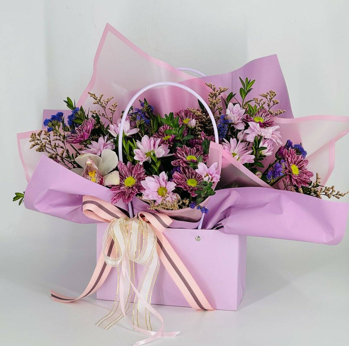 Элегантная сумочка с цветами. Букет из орхидеи, хризантем, лимониум