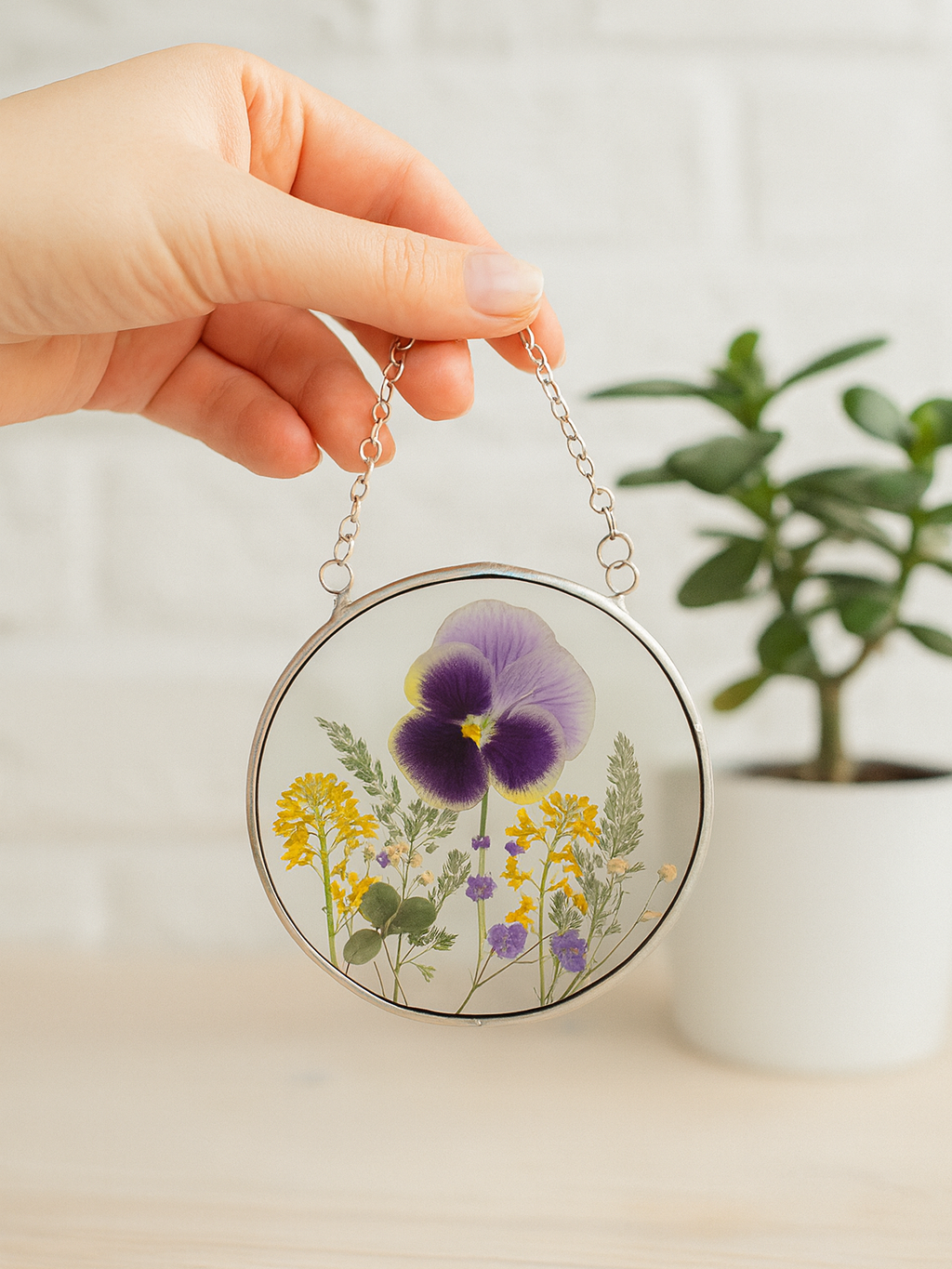 Круглое панно с анютиными глазками и полевыми цветами — ботаническое настенное украшение из стекла, ручная работа