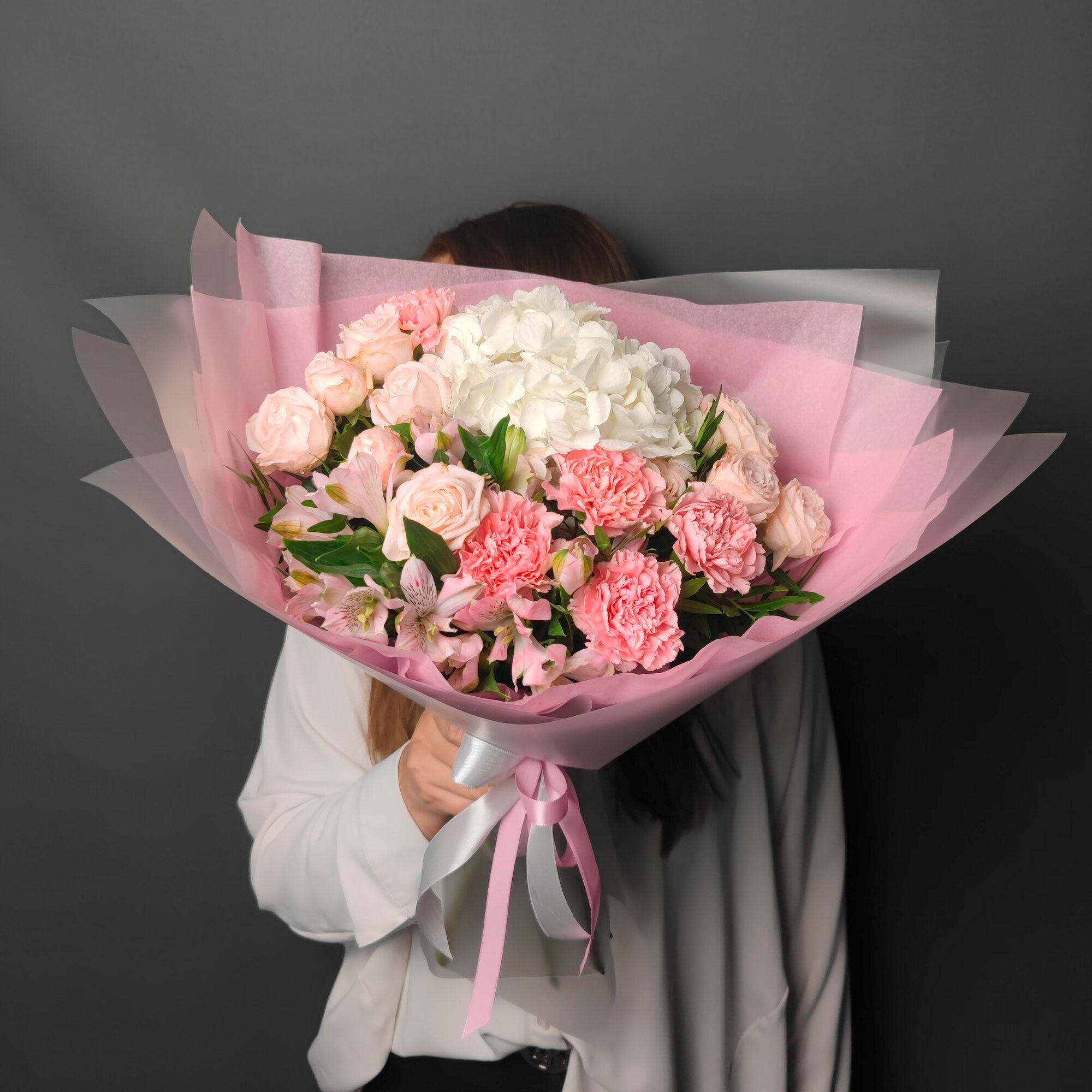 Цветы / Букет "Персиковое облако", гортензии, альстромерии, кустовые розы, диантус