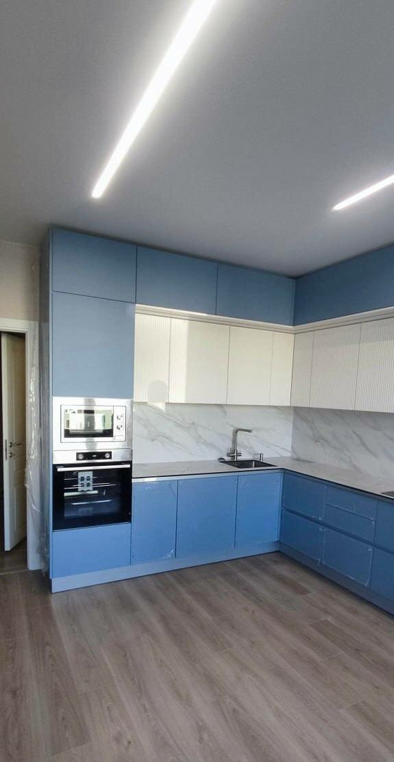 Надежная угловая кухня с HPL фасадами из пластика. BRUS DECOR. Изготовление по индивидуальным размерам.