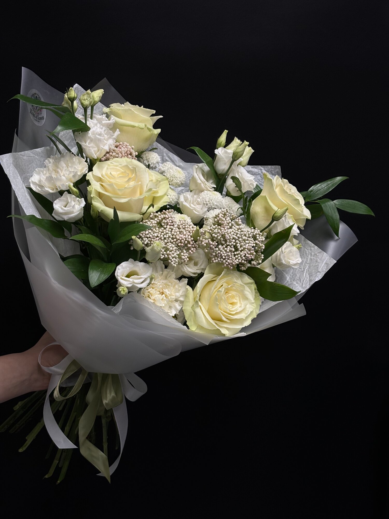 Букет «Белоснежка», размер М, бело-зеленое сочетание роз и зелени наполнит дом свежестью и красотой