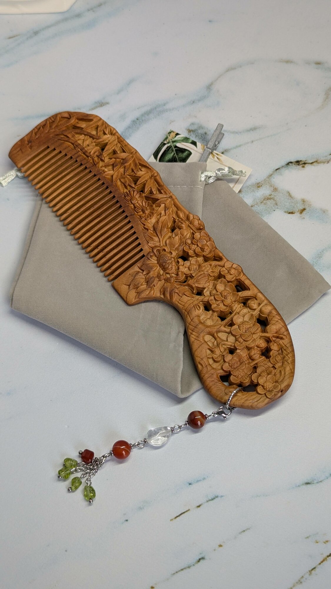 Расческа гребень деревянная "Цветы" резная с натуральными камнями: Хризолит, Горный хрусталь, Сердолик, Сардоникс, Агат красный. Эксклюзивный аксессуар. Фурнитура Нержавеющая сталь.