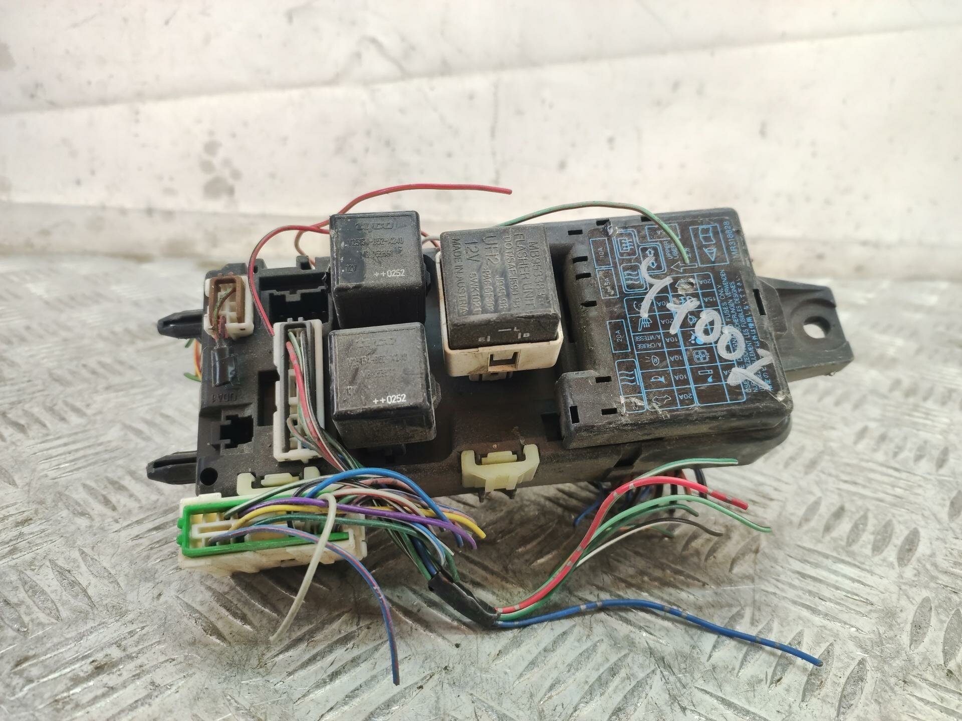 Блок предохранителей Mitsubishi Space Star рест. 2003 2L04-0558