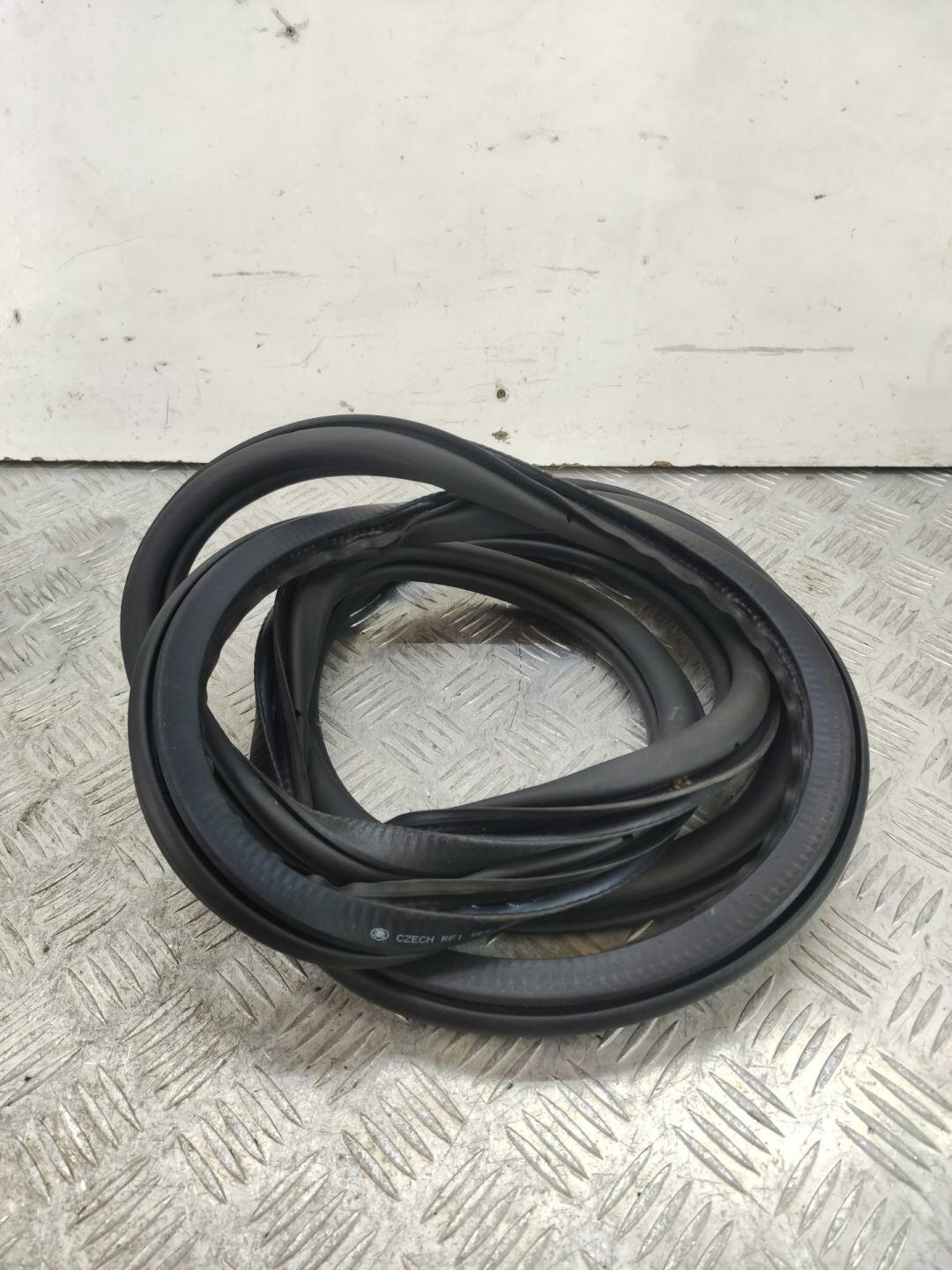 Уплотнитель дверного проема задний левый Skoda Octavia 3 2016 5E5867367F