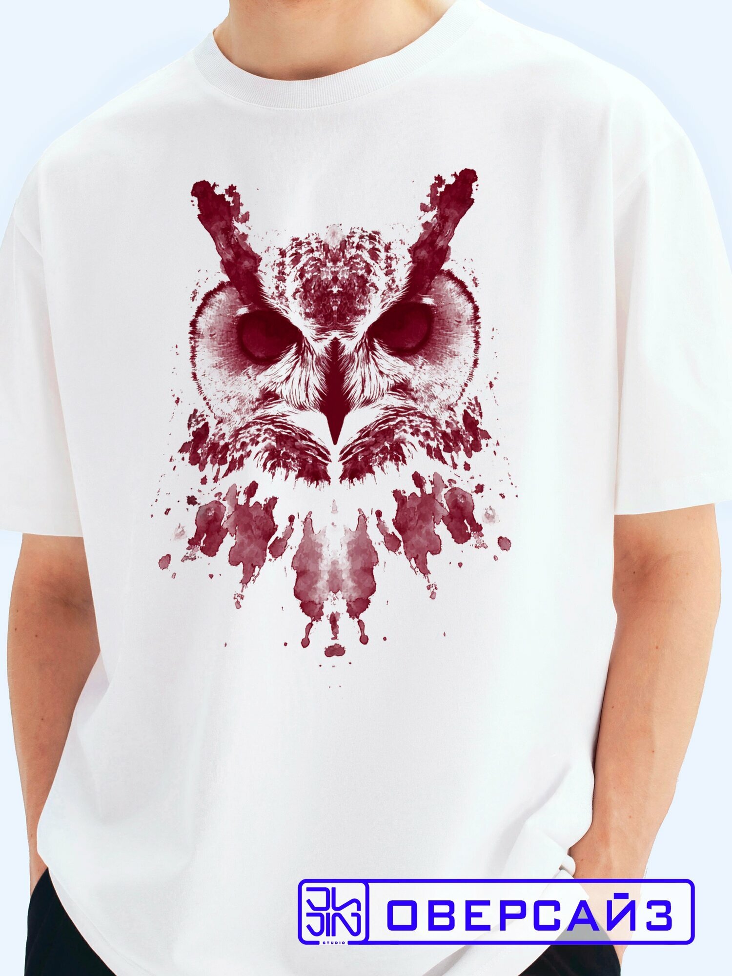 Футболка оверсайз мужская с принтом Абстрактная бордовая сова с винными, чернильными брызгами абстракции, белый хлопковый трикотаж с прикольным рисунком на груди