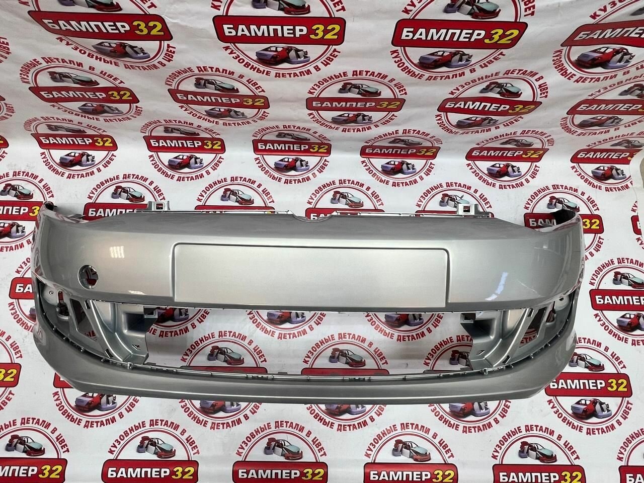 Бампер передний Фольксваген Поло с 2011 года серебристо-жёлтый LR7L