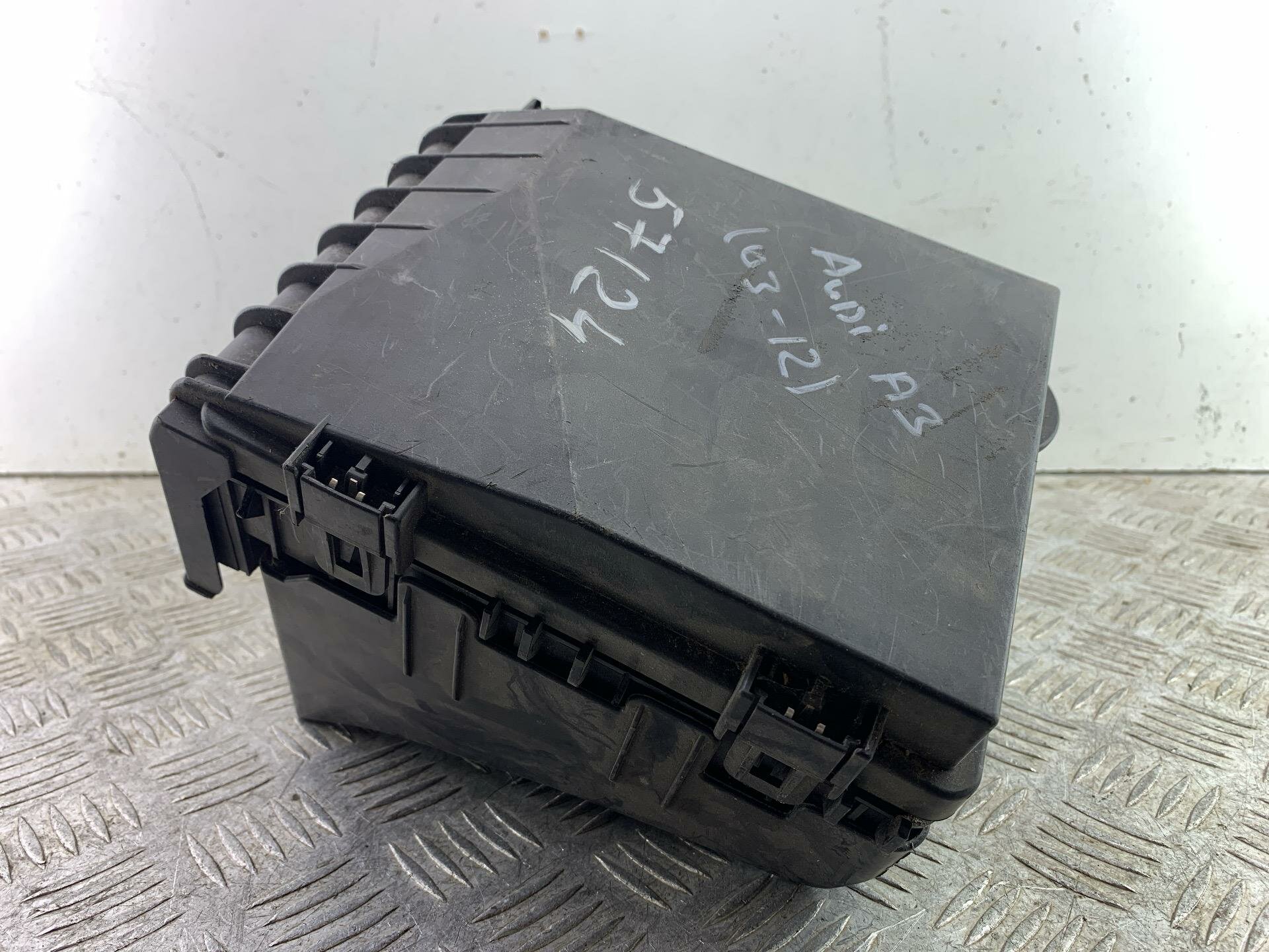 Блок реле и предохранителей Audi A3 8P 2003