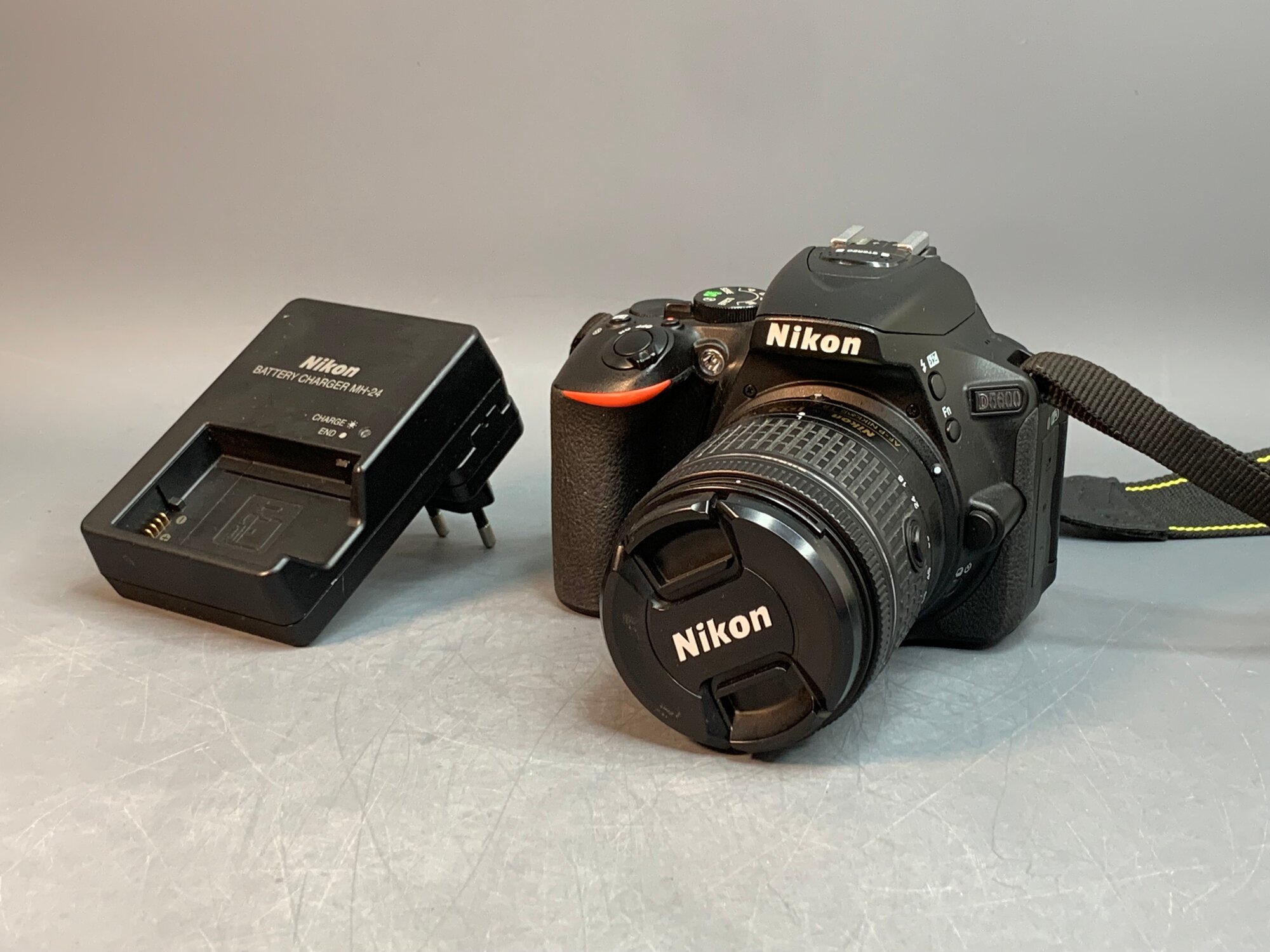 Nikon D5600 Kit AF-P 18-55mm VR 6.500 кадров