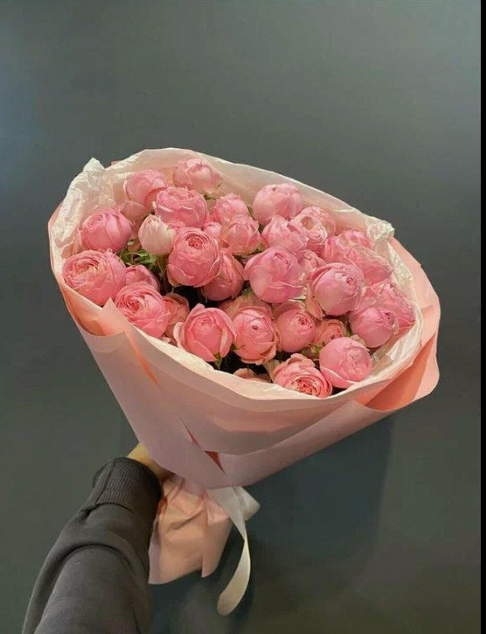 Монобукет из нежных пионовидных роз на любое мероприятие, учителю, на день рождения