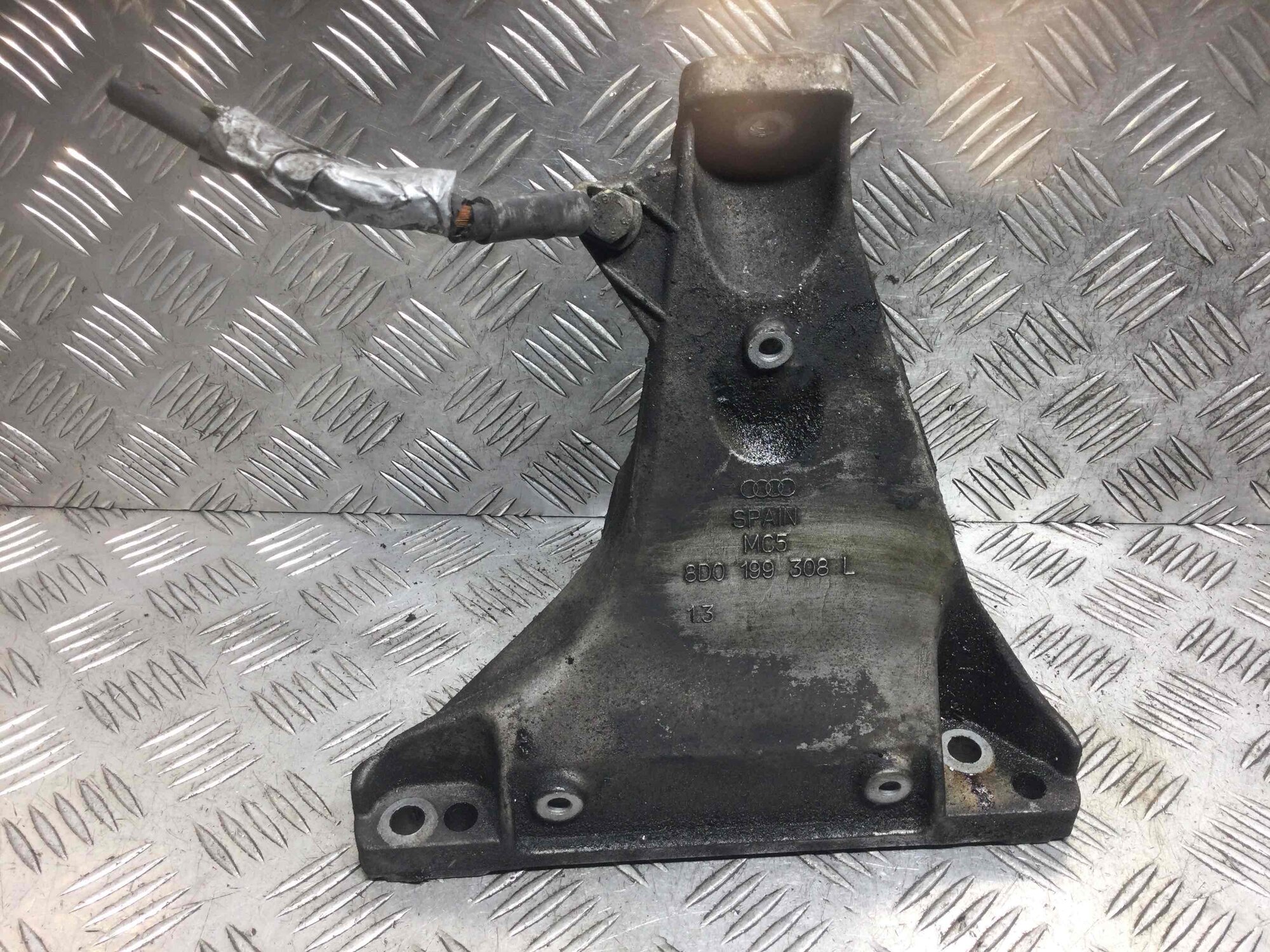 Б/У Кронштейн двигателя Volkswagen Passat B5 (1996-2000) 1999 г.