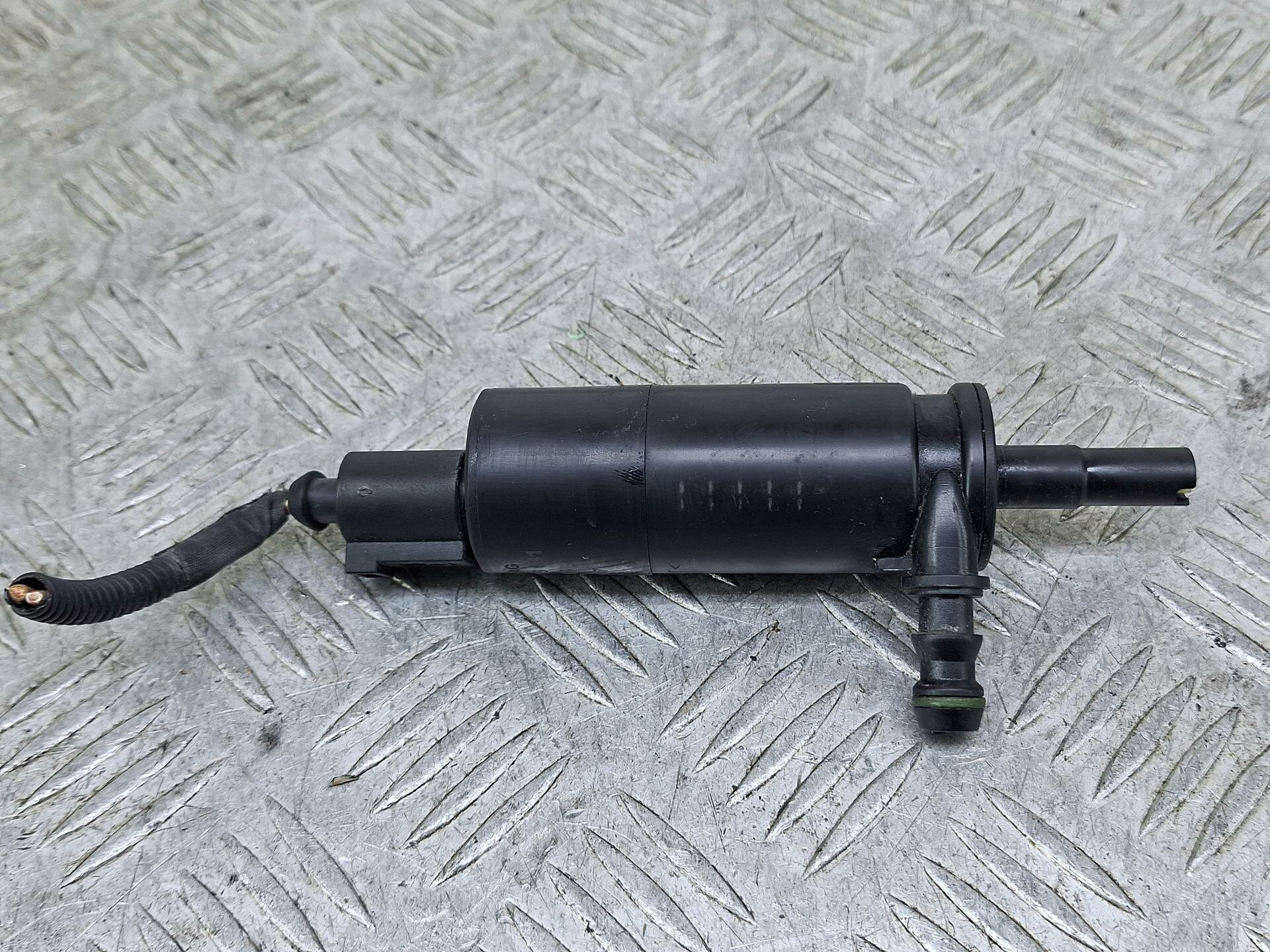 Насос (моторчик) омывателя фар Volkswagen Passat B6 (2005 - 2010) 3B7955681