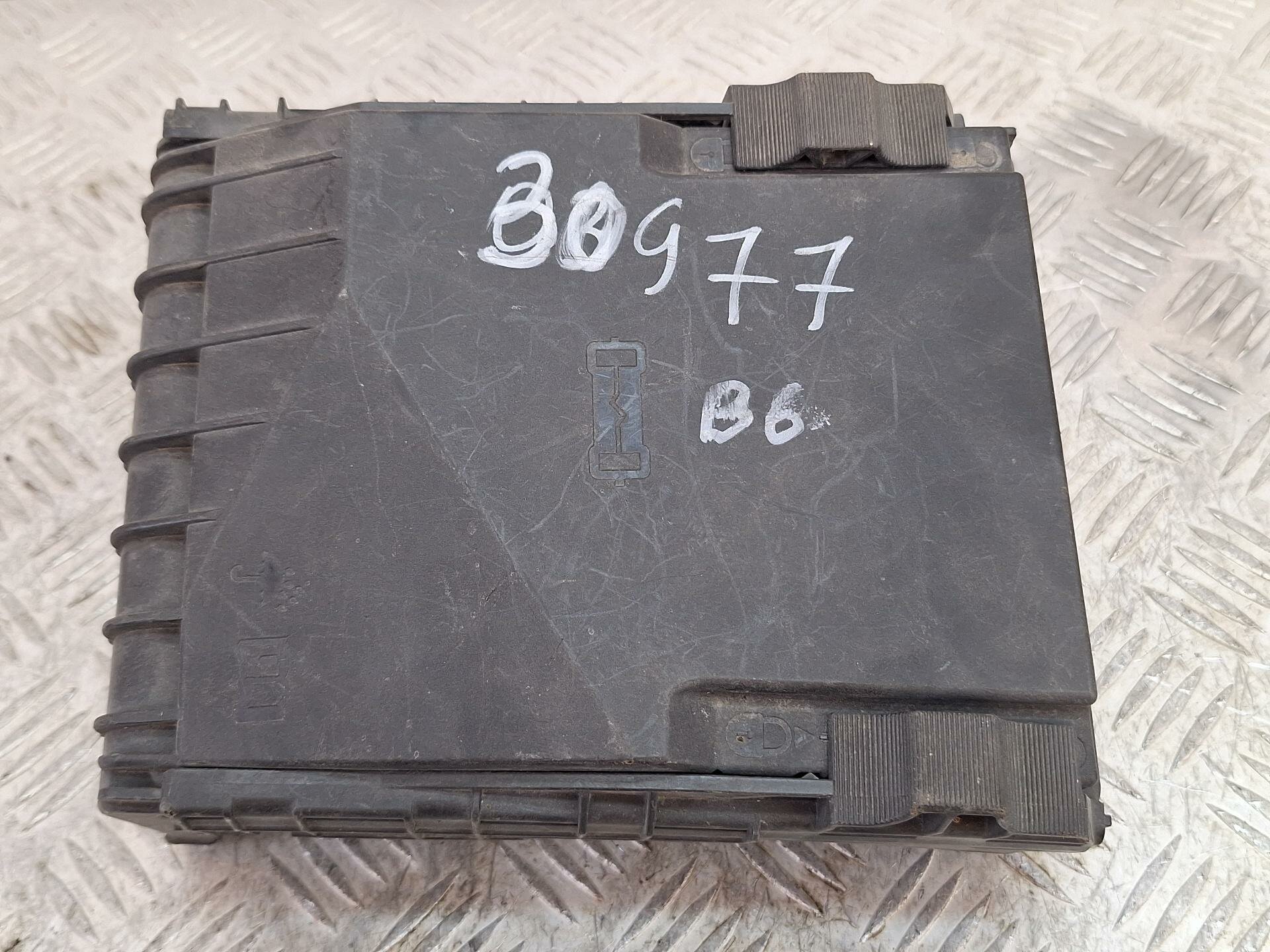 Блок предохранителей Volkswagen Passat B6 2008 3C0937125