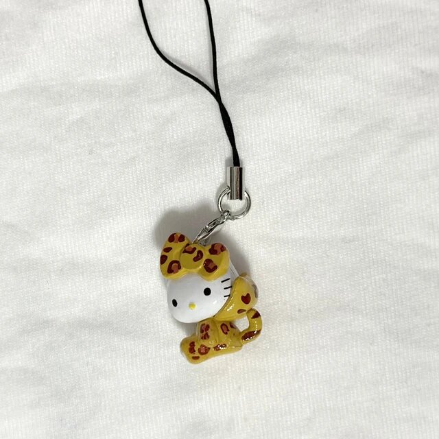 Милая шляпка с леопардовым принтом, брелок Hello Kitty, очаровательный бантик, подвеска для сумки Hello Kitty в виде оранжевой клубники, брелок для телефона в стиле Харадзюку.