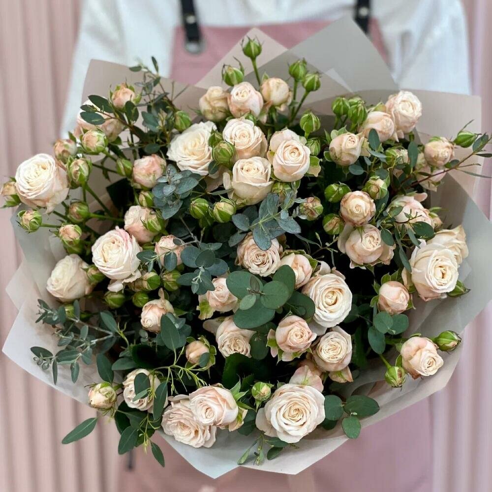 Букет живых цветов. Кустовые пионовидные розы Бомбастик 7 шт и Эвкалипт