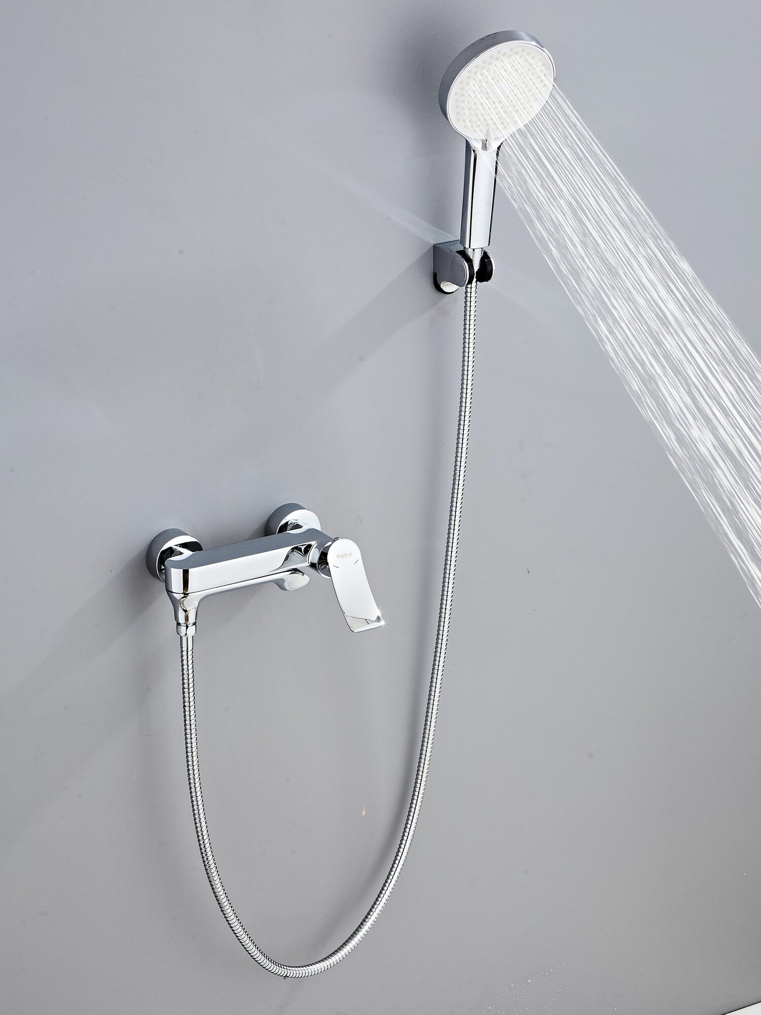 Смеситель для ванны с душевым гарнитуром, с коротким-поворотным изливом (излив является переключателем на душ) латунь HAIBA серия 553 цвет-глянцевый хром.