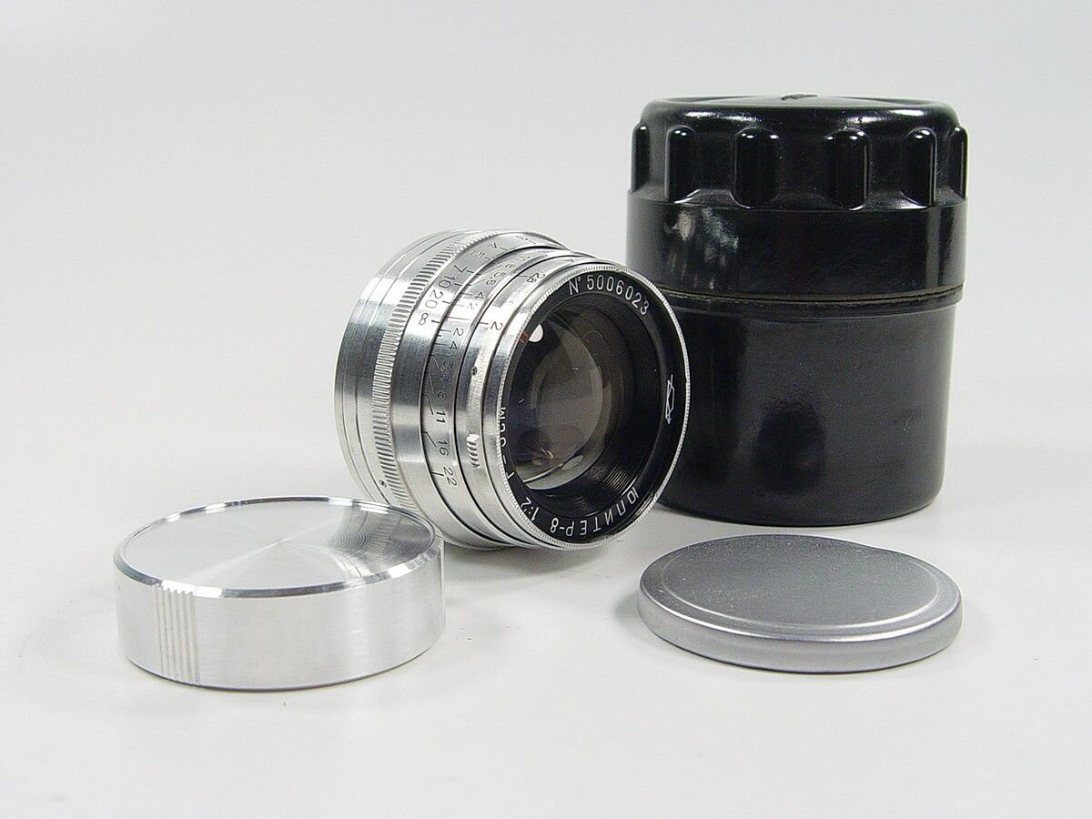 Ранний 1950 год. КМЗ Юпитер-8 f/2 50мм М39. С ушками на кольце диафрагмы. Футляр, крышки, бленда.