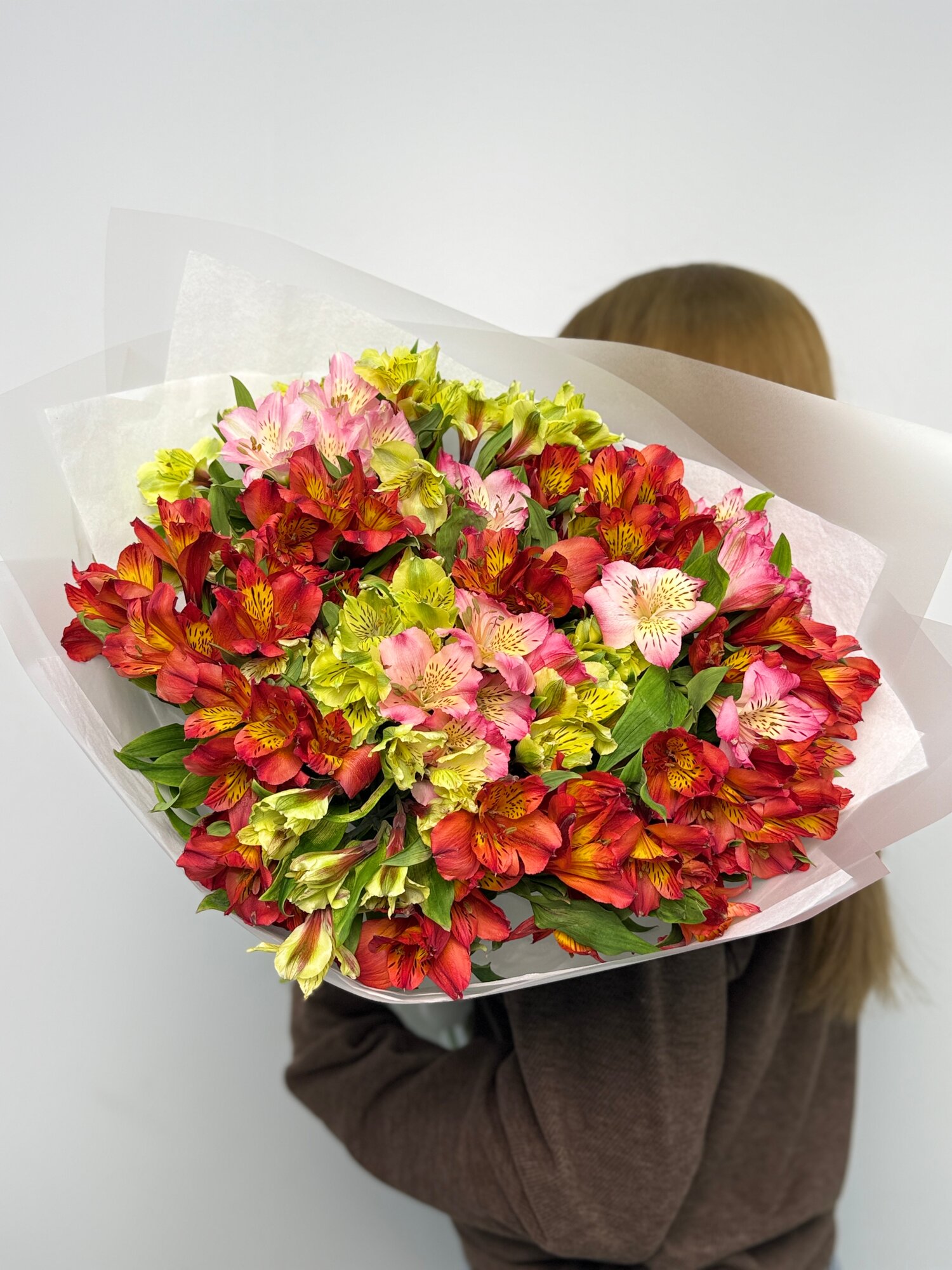 Монобукет "35 альстромерий", альстромерии, микс, разноцветные, записка в подарок