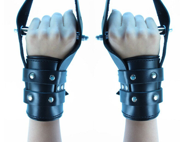 Наручники для подвешивания БДСМ Арсенал кожаные с металлическими кольцами диаметром 5 мм регулируемые