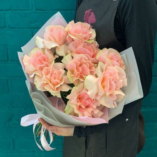 Букет из 9 розовых французских роз и зелени