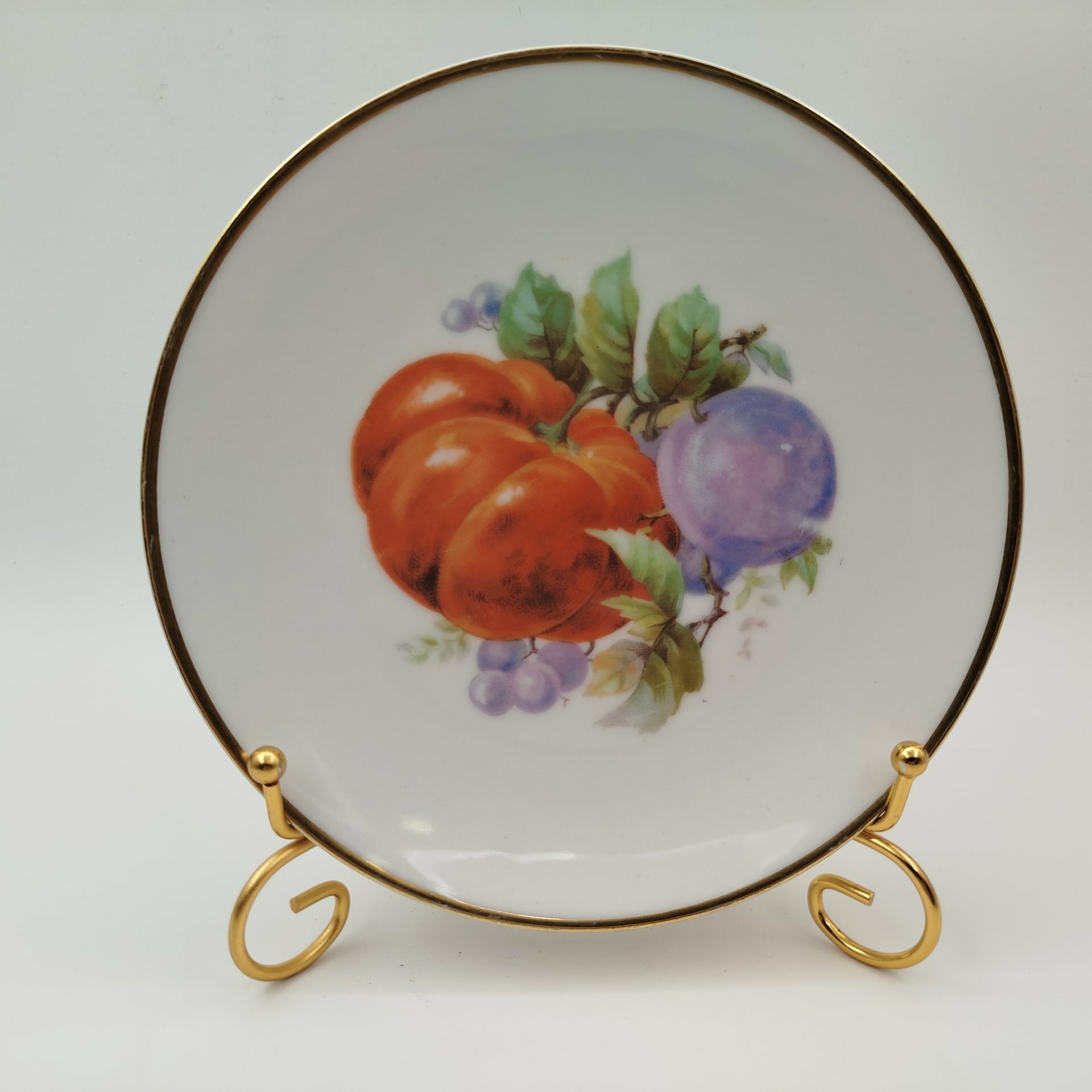 Тарелка декоративная с изображением плодов и ягод, фарфор, деколь, золочение