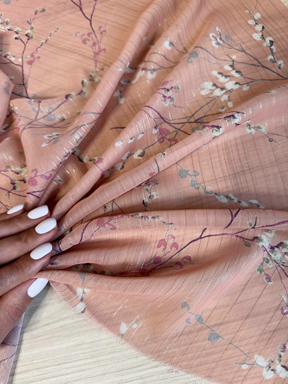 1м Шифон ткань для шитья. Светло-персиковый с цветами и золотистым люрексом. Ширина 145 см. Плотность 70