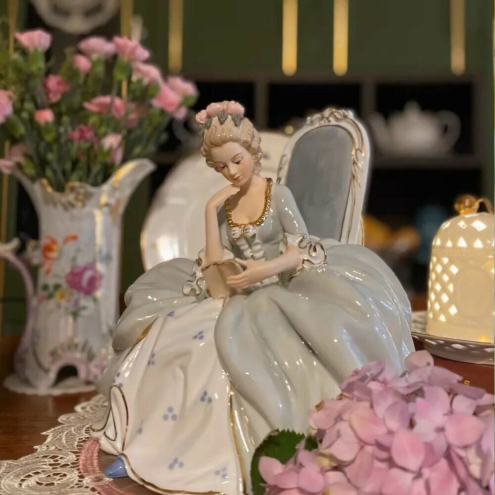 Статуэтка Читающая девушка. Фарфор. Высота 25 см