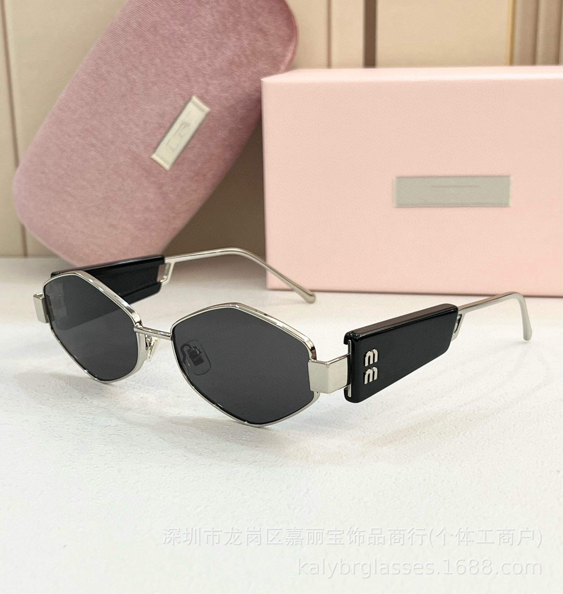 Солнцезащитные очки