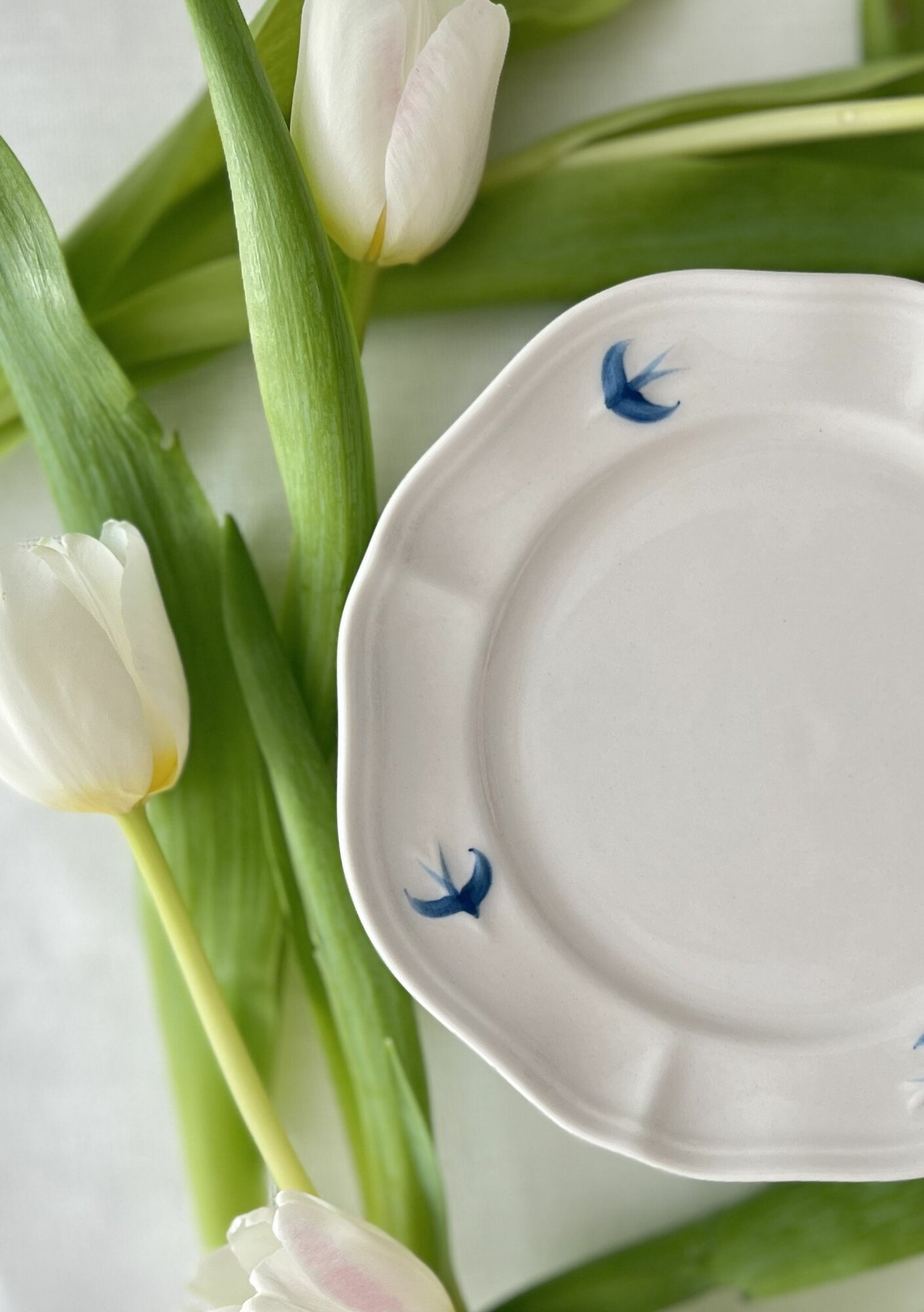 Блюдце с ручной росписью ласточками в японском стиле, универсальное для чаепития и сервировки, диаметр 15 см, можно мыть в посудомоечной машине и греть в микроволновке