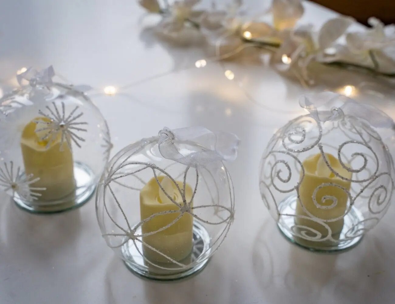 Светящееся ёлочное украшение свеча В шаре орнамент цветочное плетение, мерцающий тёплый белый LED-огонь, 10 см, батарейки, Edelman