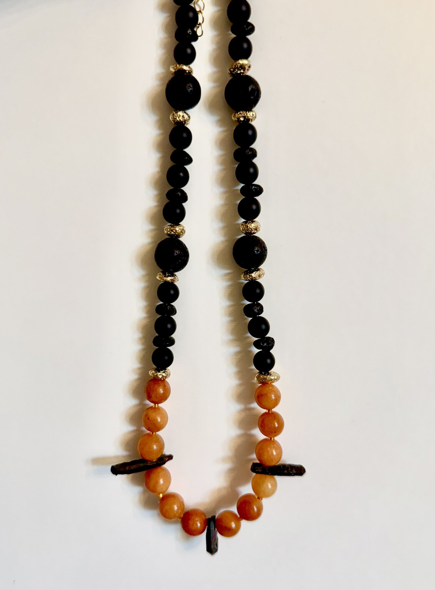 Колье, гематит, вулканическая лава, агат, кварц