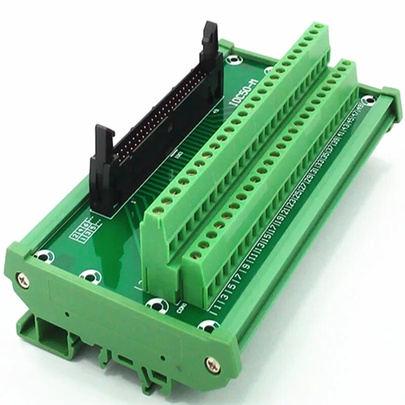 IDC-50 Интерфейсный модуль, установленный на DIN-рейку.