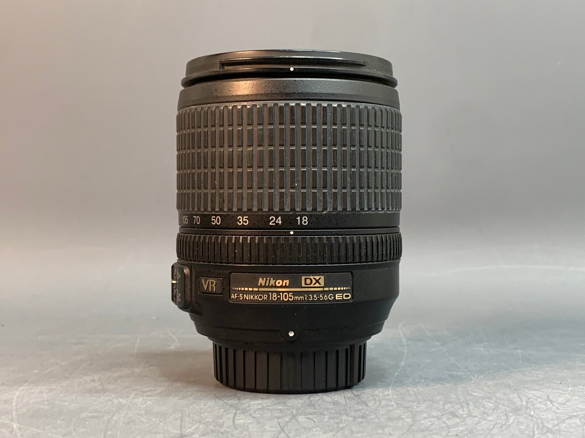 Nikon 18-105 3.5-5.6 ED Скол на креплении светофильтров.