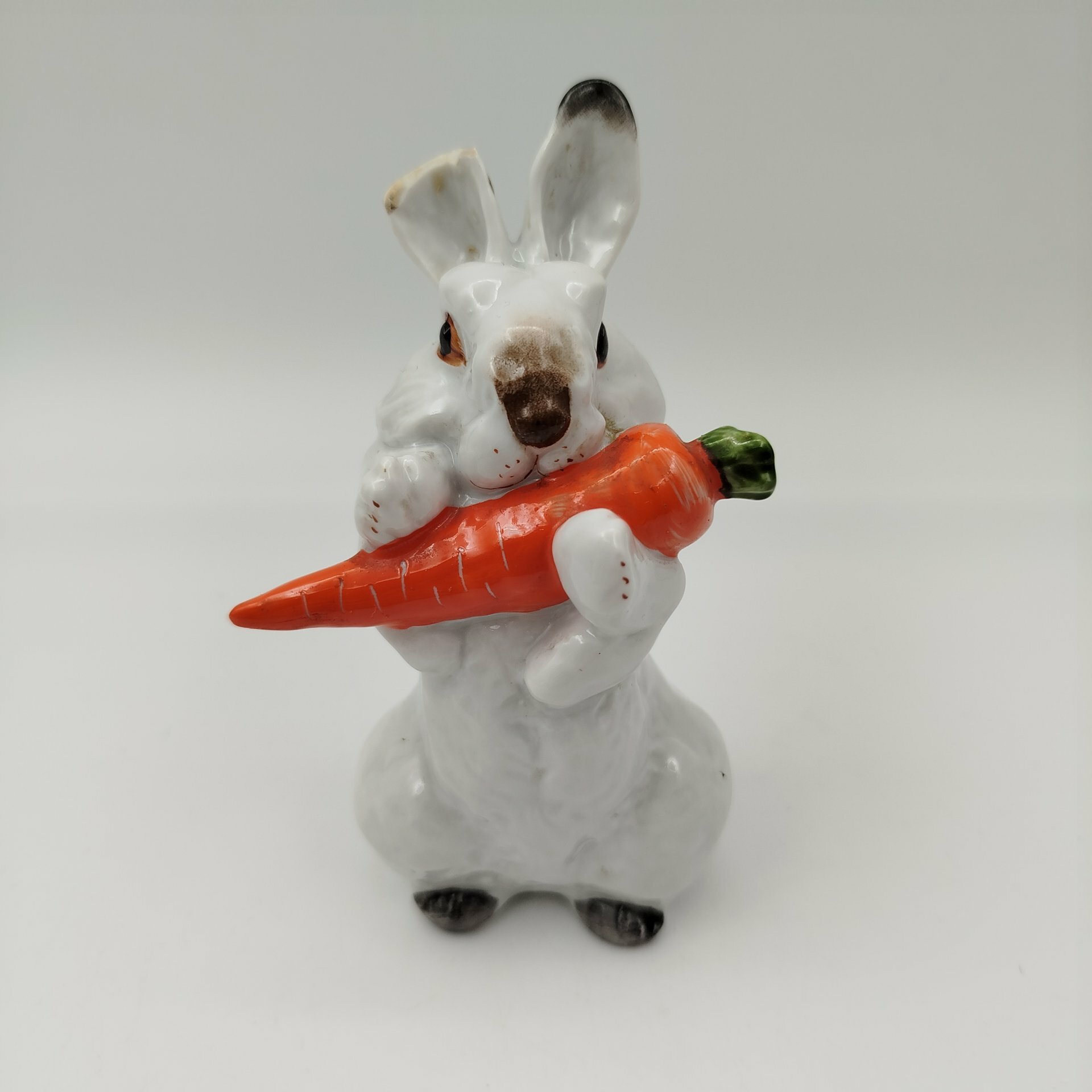 Статуэтка "Заяц с морковкой", скульптор Е. И. Чарушин, фарфор, роспись