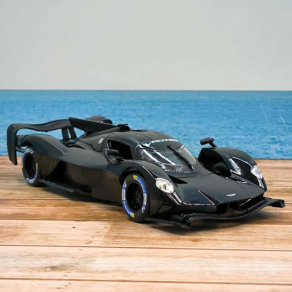 Машина металлическая Aston Martin Valkyrie AMR Pro с инерционным механизмом. Свет Звук (Астон Мартин) Масштаб 1:24