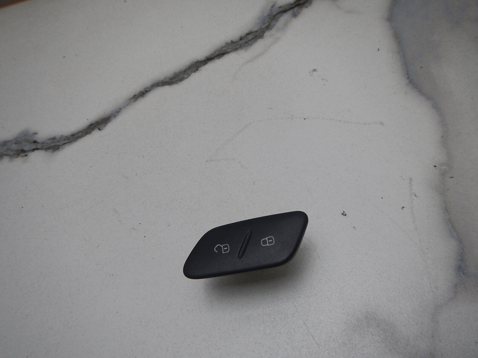 Б/У Кнопка центрального замка, Volkswagen (Фольксваген)-POLO (SED RUS) (11-) VOLKSWAGEN POLO (Sed RUS) (11-) Потертости....