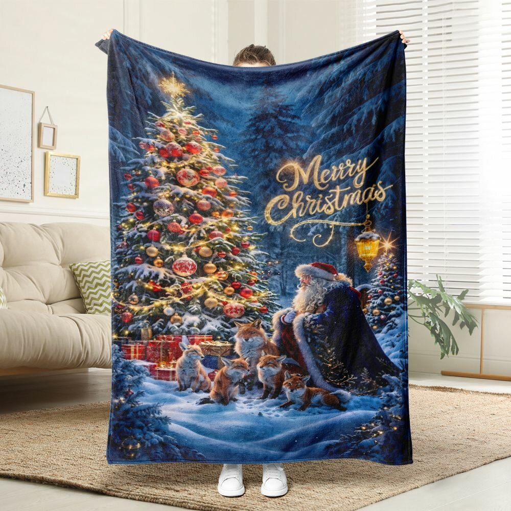 Канун Рождества: Санта-Клаус и лиса накрывают елку одеялом, чтобы украсить и согреть