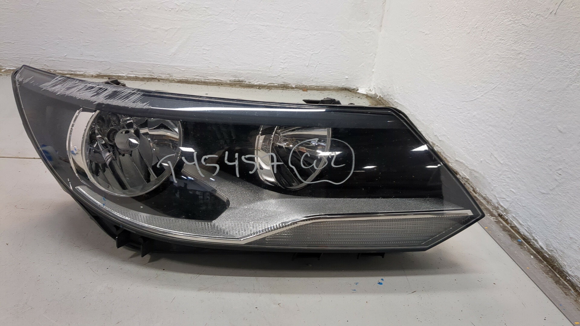 Фара (передняя) правая Volkswagen Tiguan Б/У