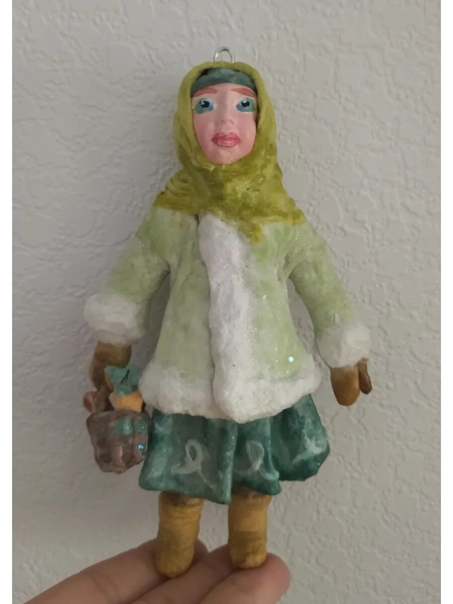 Ватная елочная игрушка "Бабушка с корзинкой овощей"