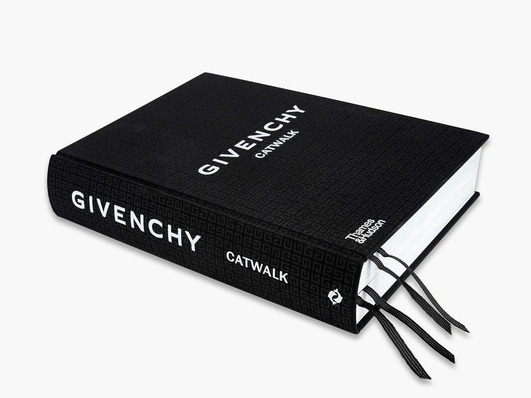 Книга Givenchy Catwalk: The Complete Collections — фото 1