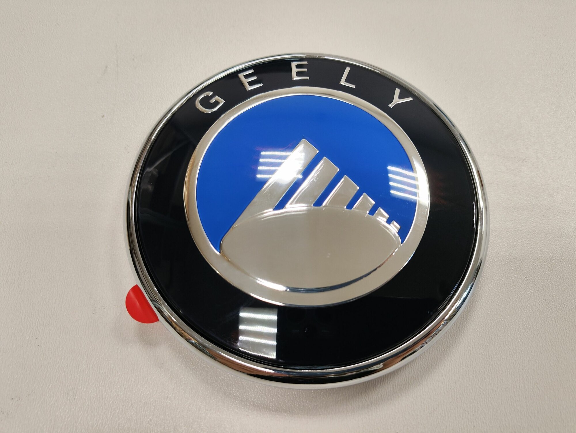 Эмблема задняя Geely MK Cross [1.5 16V 5MT хетчбэк] 1018008269