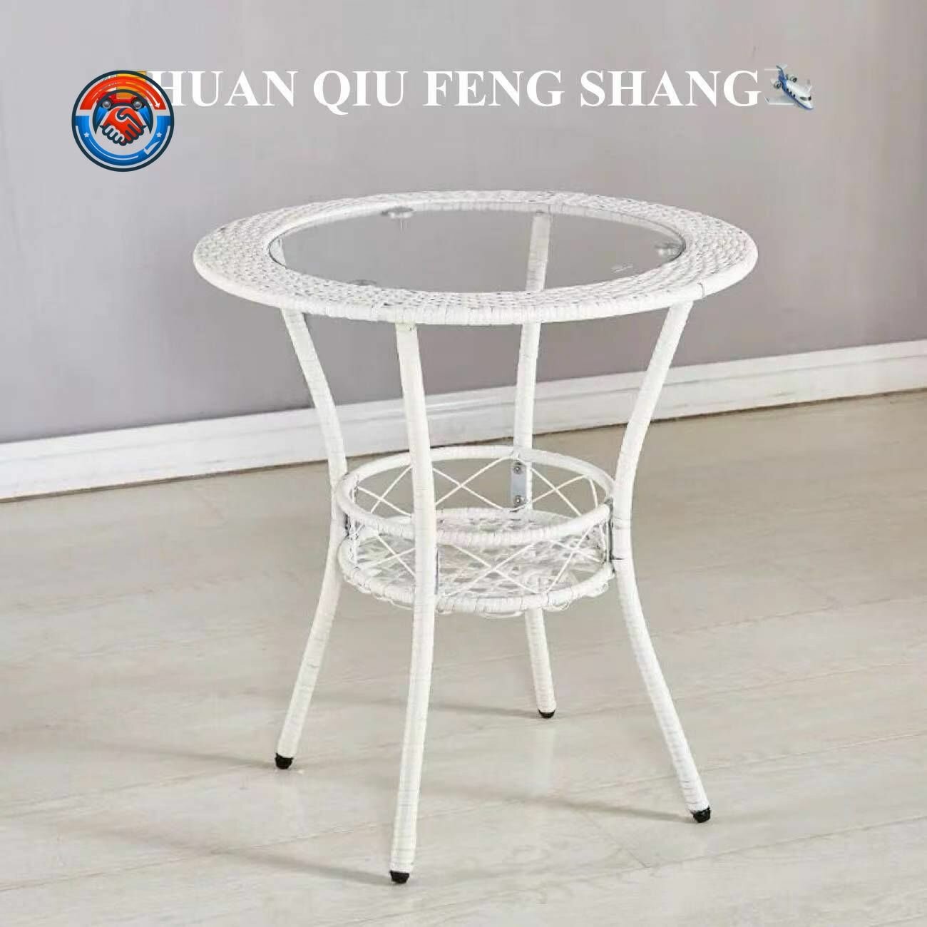 Садовый стол круглый из стекла и искусственного ротанга, компактный столик для дачи, балкона и террасы, устойчивый к погоде, с нижней полкой для хранения