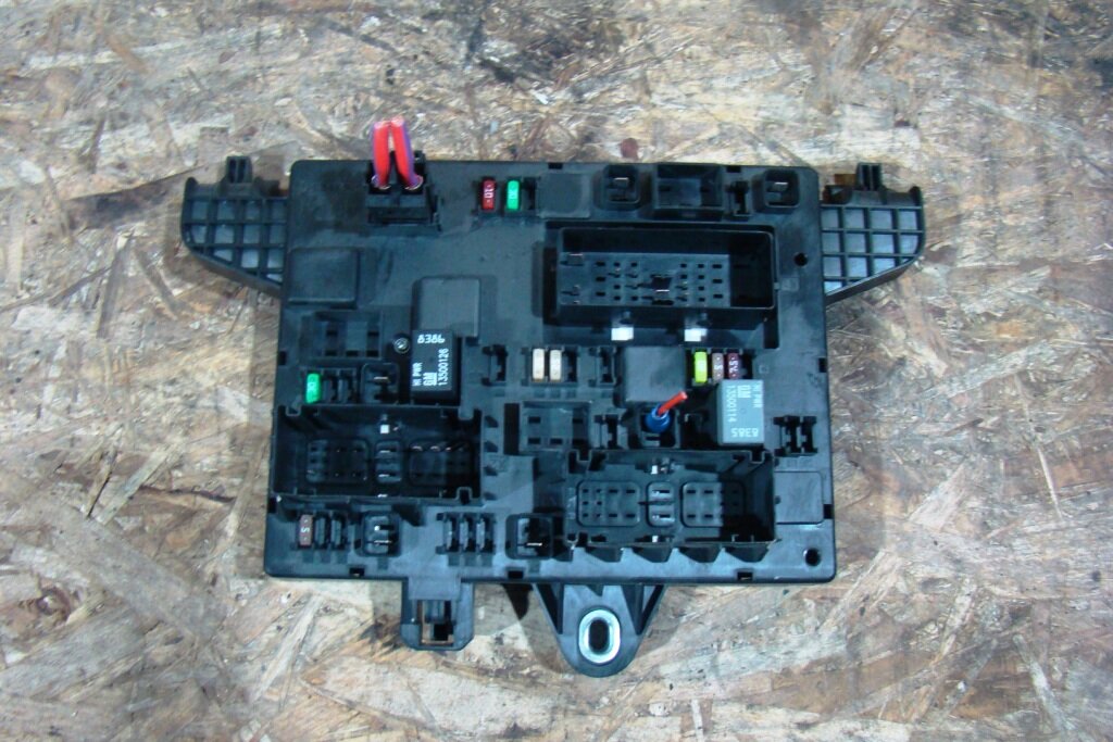 Opel Astra J Блок предохранителей 13302300