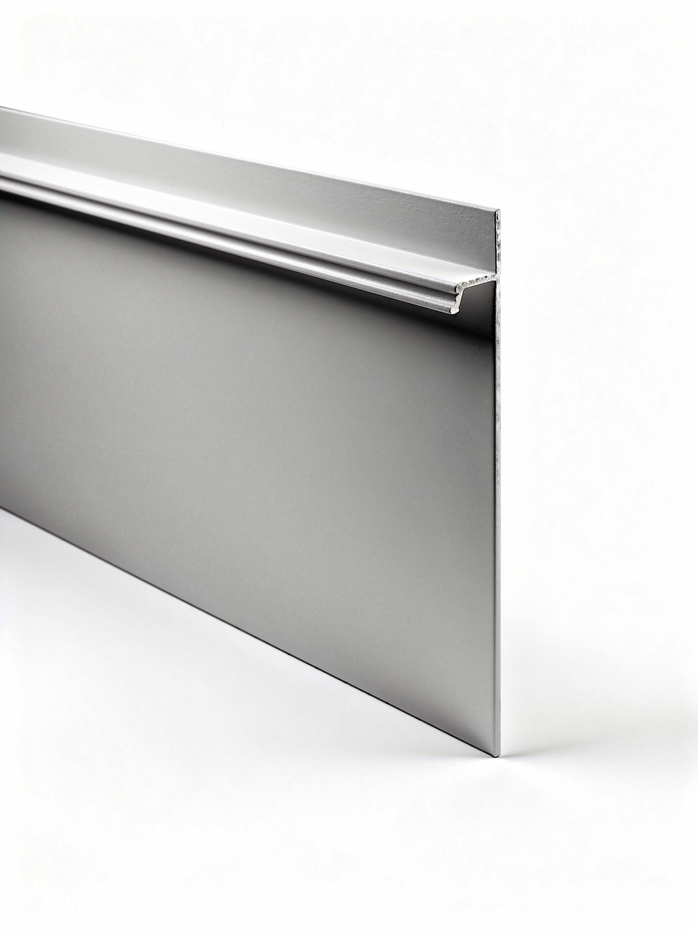 Скрытый плинтус серебристый анодированный (без вставки)