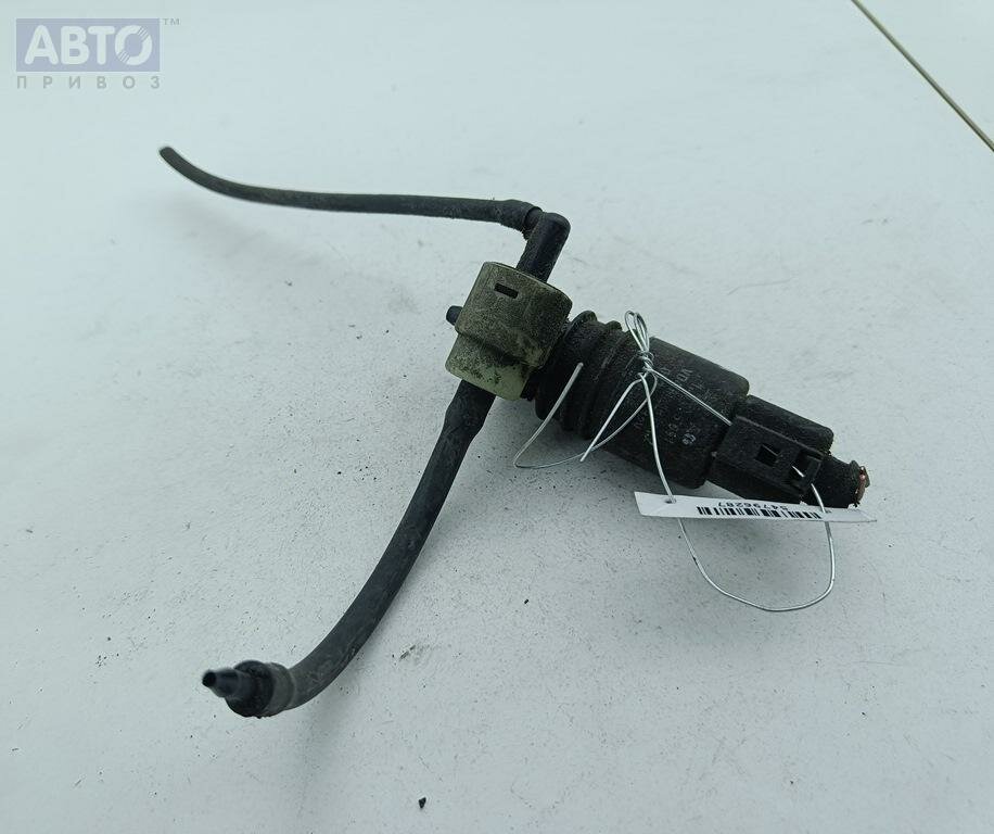 Насос (моторчик) омывателя стекла Volkswagen Passat B5